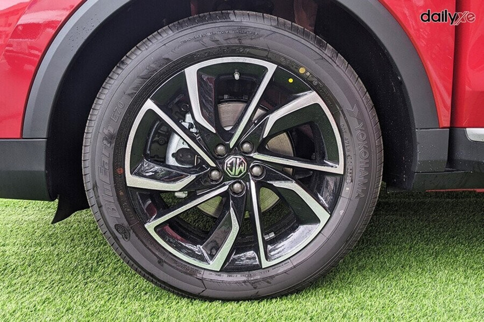 New MG ZS LUX+ 2025: Giá lăn bánh + Ưu đãi (Tháng 5)