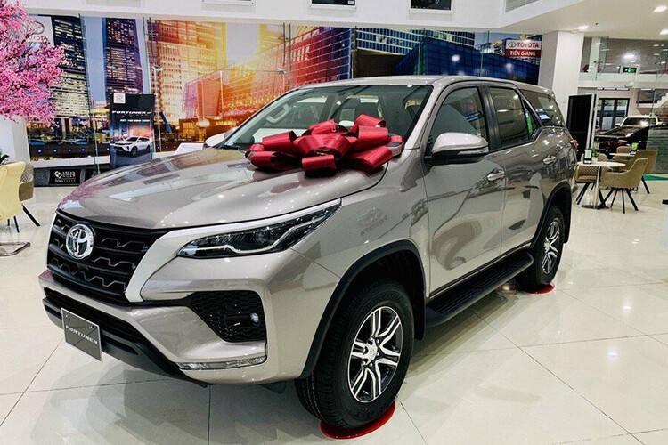 Toyota Fortuner 2.4MT 4x2: Giá Bán, Khuyến Mãi, Trả Góp (8/2022)